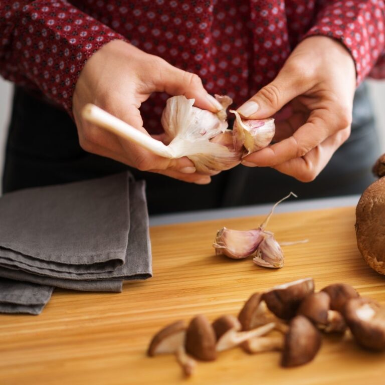 Grow Garlic in Water for a Continuous Supply: A Step-by-Step Guide ...