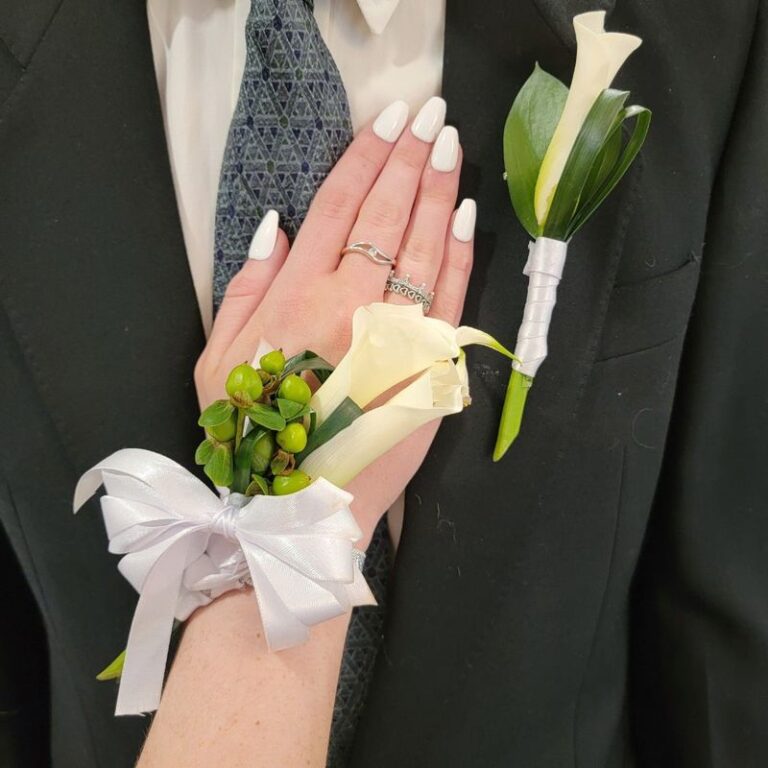 10 Prom Flowers That Will Instantly Elevate Your Entire Look - Complete ...