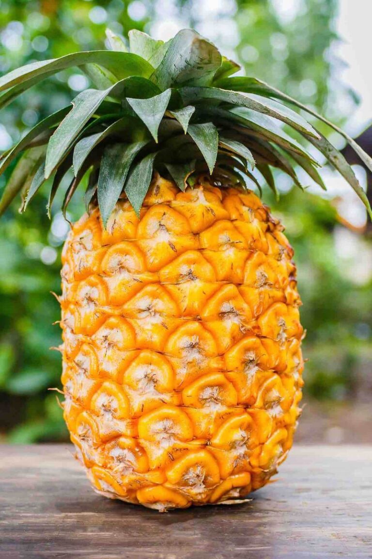9 Easy Ways to Tell If a Pineapple Is Ripe (Before You Slice ...