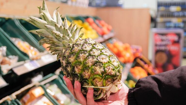 9 Easy Ways to Tell If a Pineapple Is Ripe (Before You Slice ...