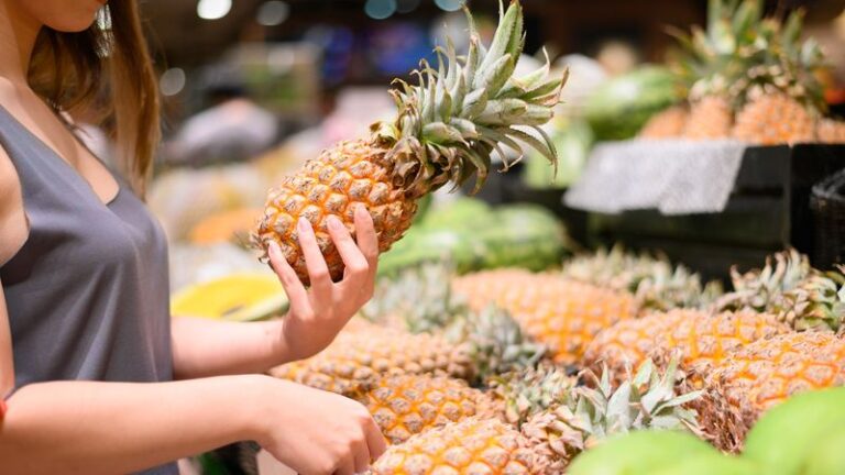 9 Easy Ways to Tell If a Pineapple Is Ripe (Before You Slice ...