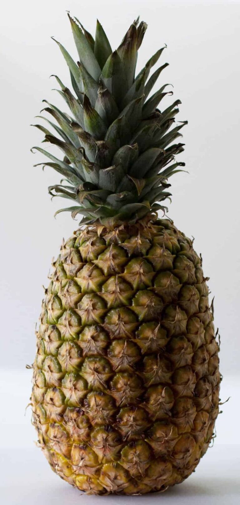 9 Easy Ways to Tell If a Pineapple Is Ripe (Before You Slice ...