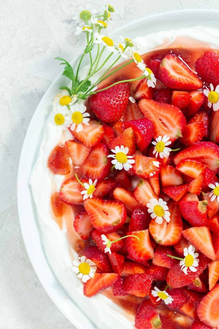 20 Edible Flowers and Herbs That Make Stunning Food Garnishes ...